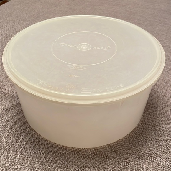 Tupperware | Kitchen | Vintage Tupperware Large Round Carry All Or Cake ...